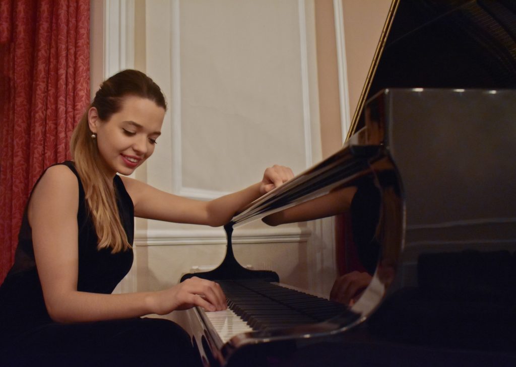 Ana Bursać, klavir | Muzicka Omladina